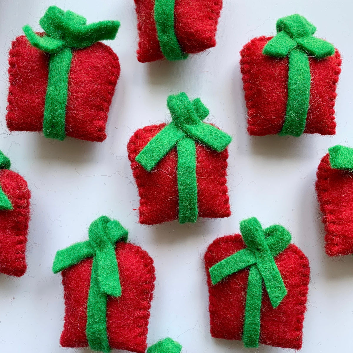 1 Felt Christmas Present - Red With Green Ribbon – Sewing Seeds Play